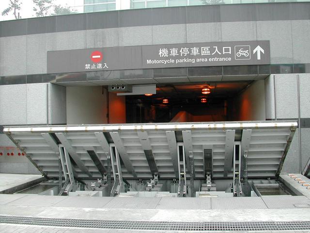 Products-Auto Flip-up Flood Barrier