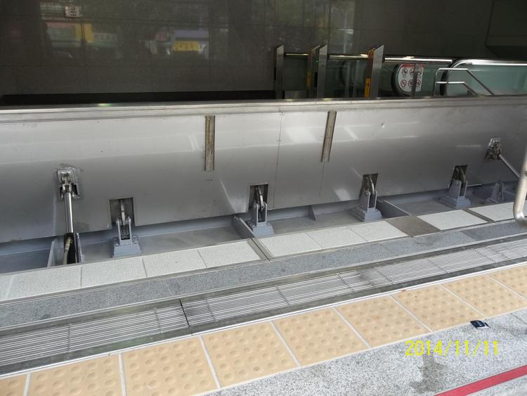 Products-Auto Flip-up Flood Barrier